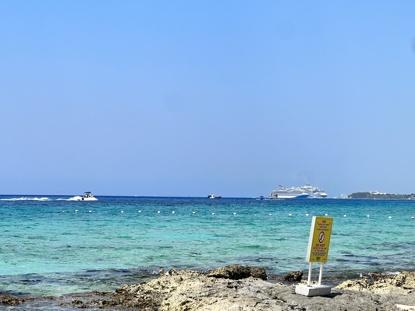 Playa del Carmen에서 페리를 35분 정도 타고 동쪽으로 항해하면Cozumel Island라는 아름다운