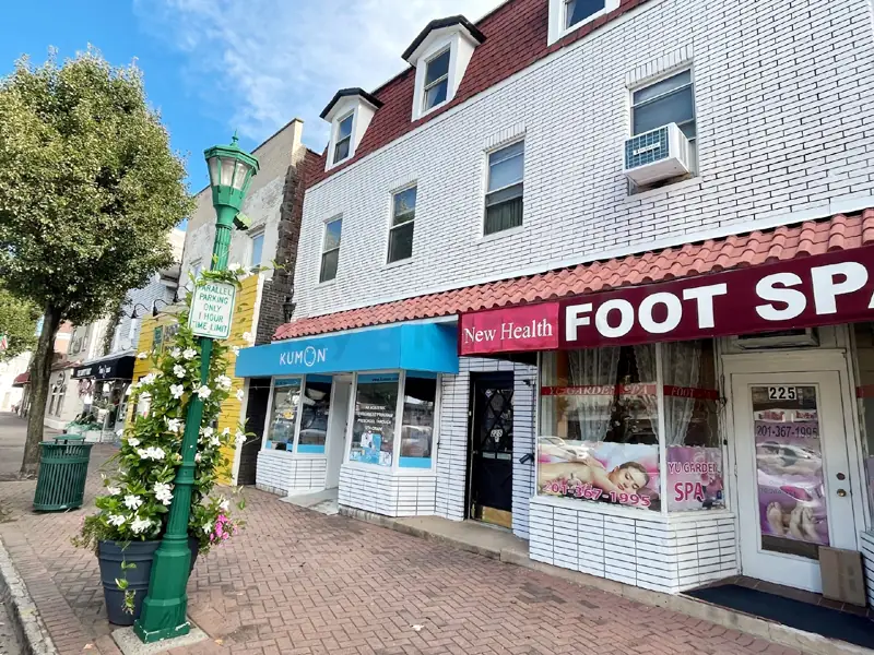 Closter 1BR+DEN(or 2nd BR)