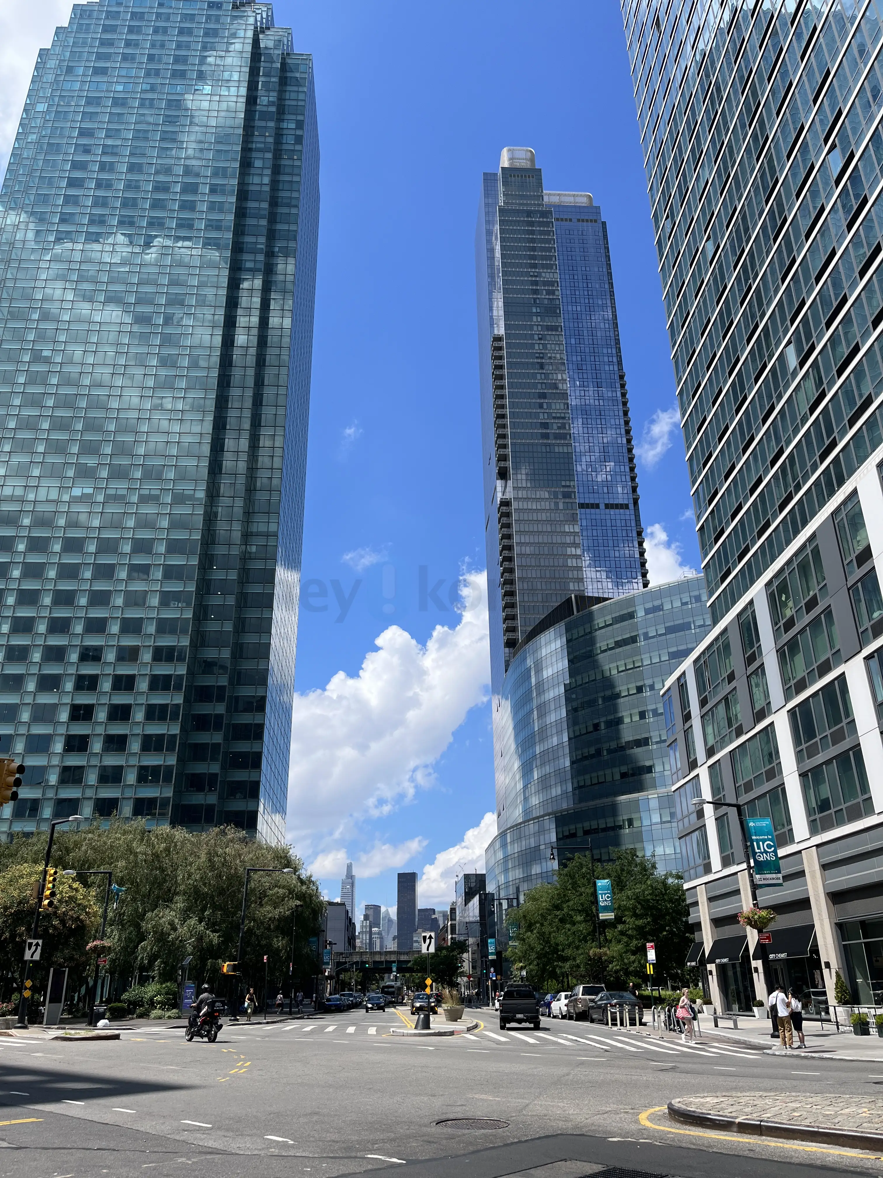 LIC 롱시티 중심지 Court Square 23년 신축 아파트 1Bed 남자 룸메이트 구합니다