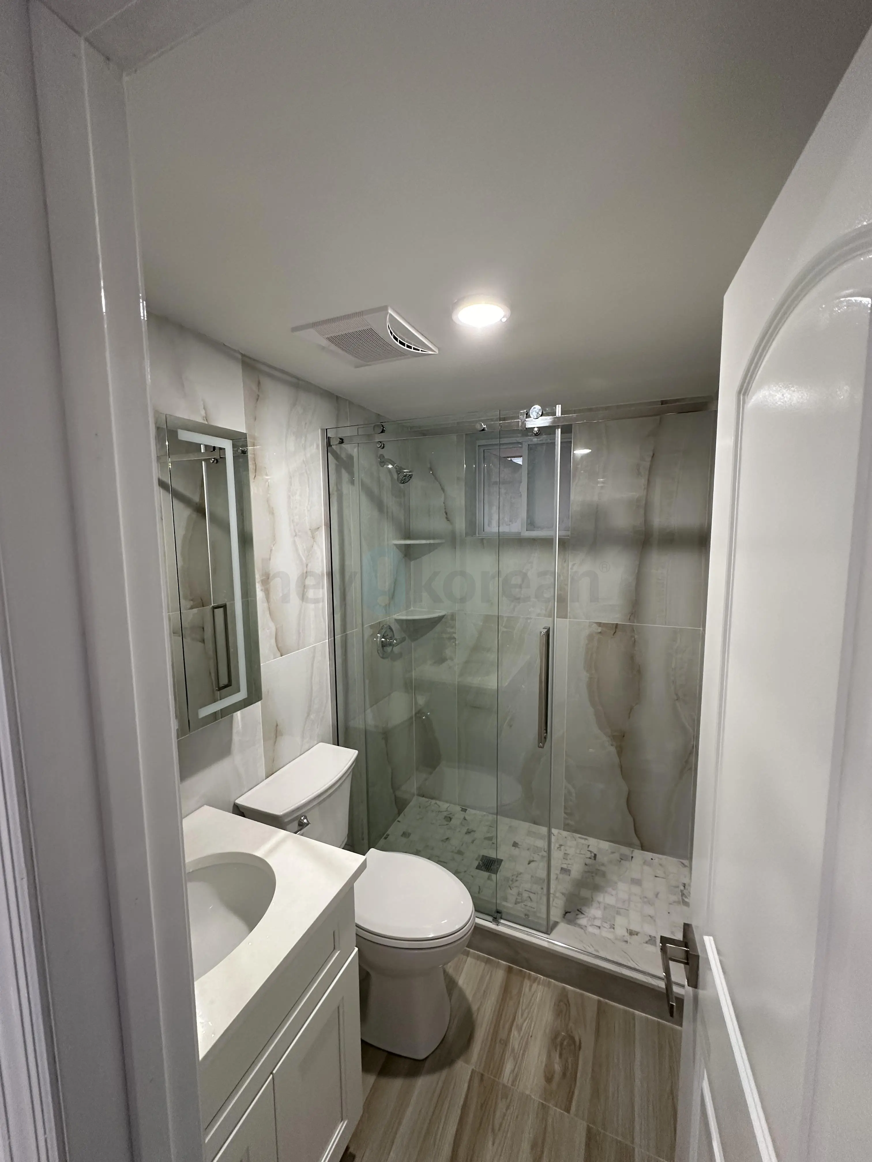 1 bed, 1 bath, and living room in little neck. ( LIE exit 32 )