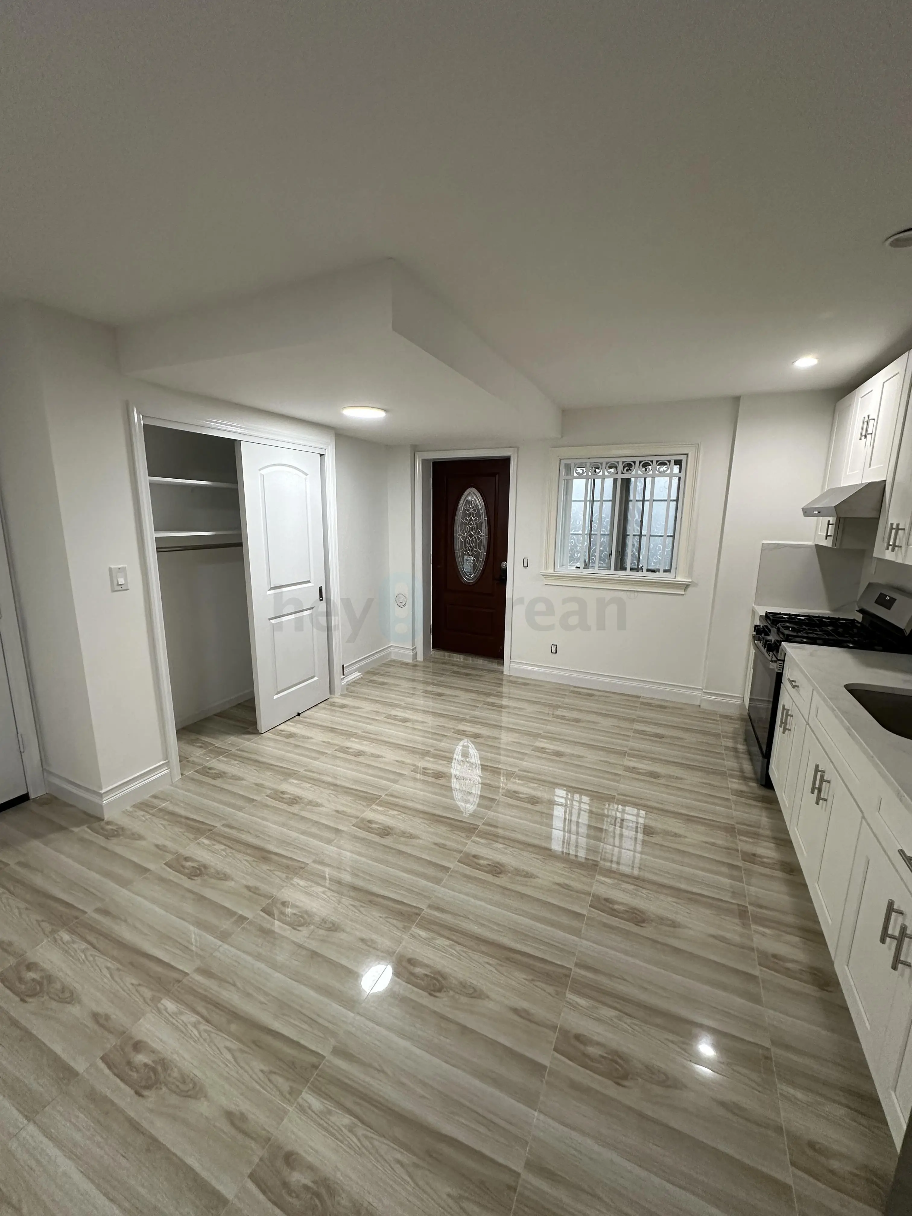 1 bed, 1 bath, and living room in little neck. ( LIE exit 32 )