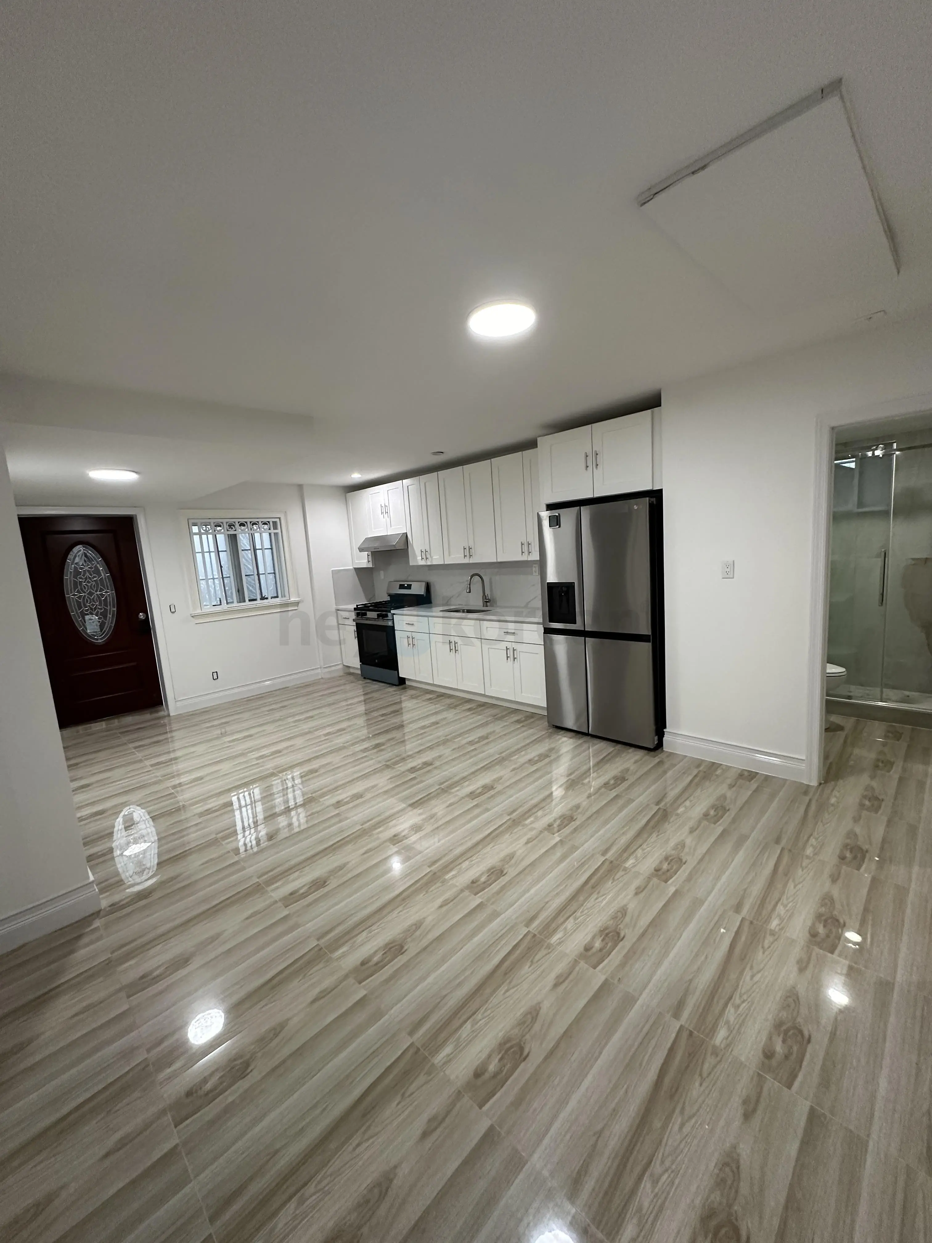 1 bed, 1 bath, and living room in little neck. ( LIE exit 32 )