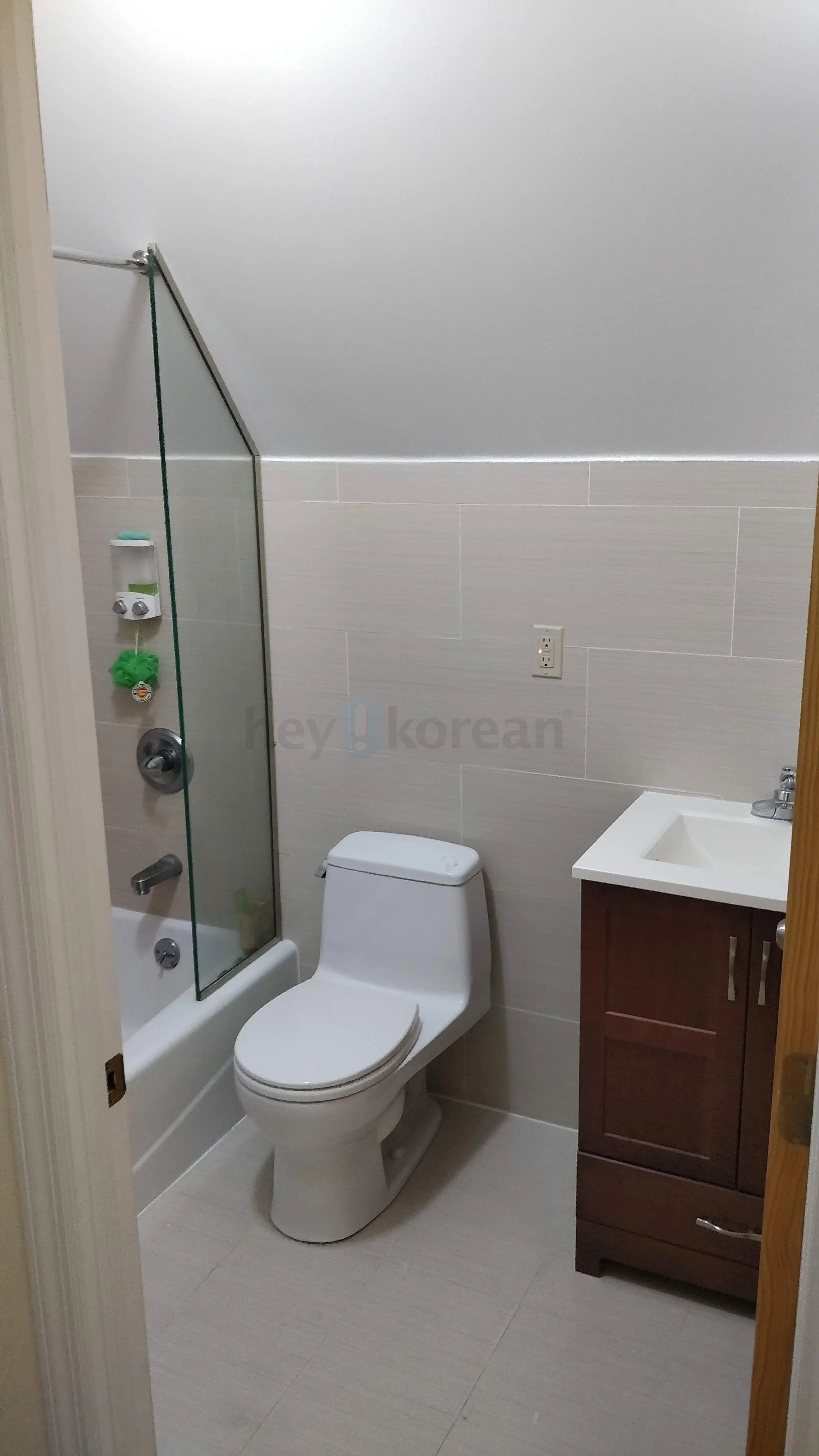 Queens Fresh meadows 3 bedroom 2 bathroom DUPLEX NO AGENT FEE
