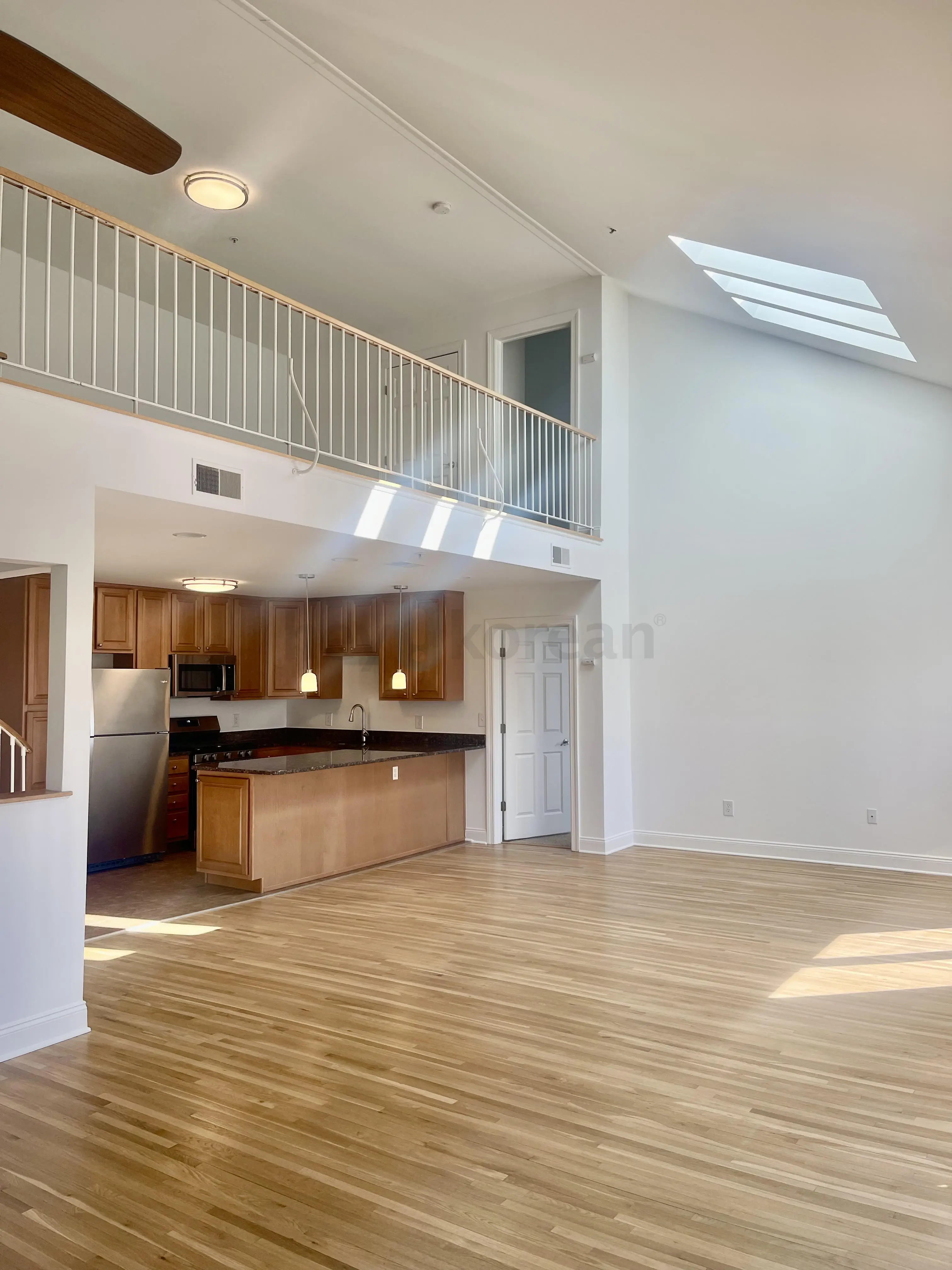 NO BROKER FEE 에지워터 Edgewater 2 Bed 3 Bath Loft with a Balcony