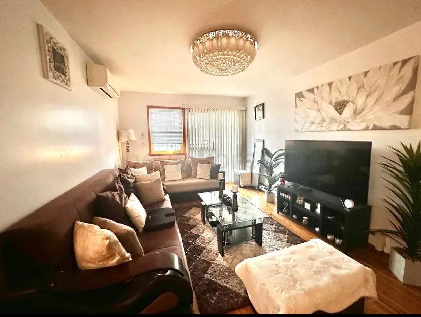 Flushing 2nd Fl 3 bedrooms/2 baths/dining room/kitchen/living room