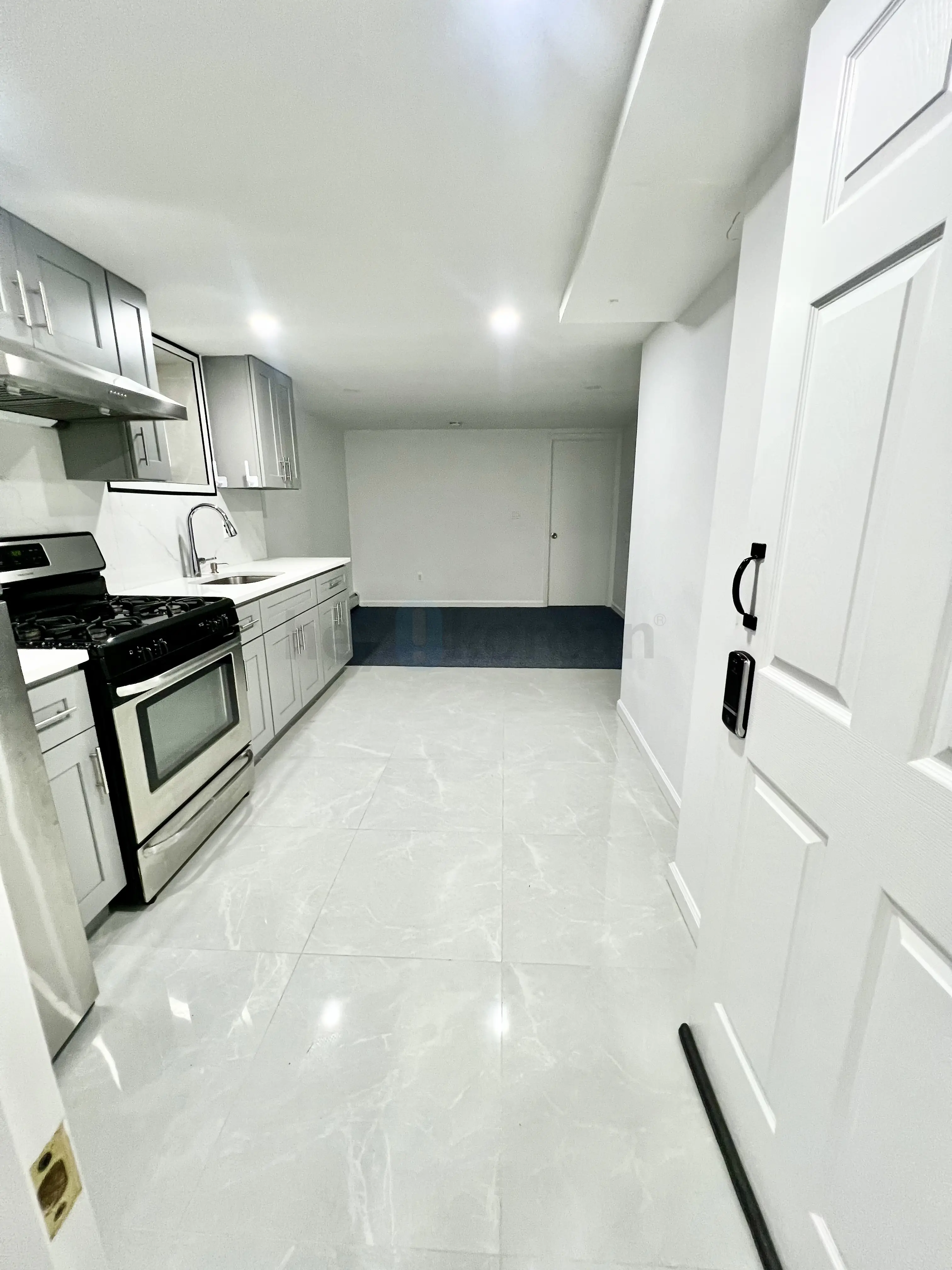 168 St. 36 Ave. LIRR도보, 새로쉬리된 1층/반지하 2BR, 다포함