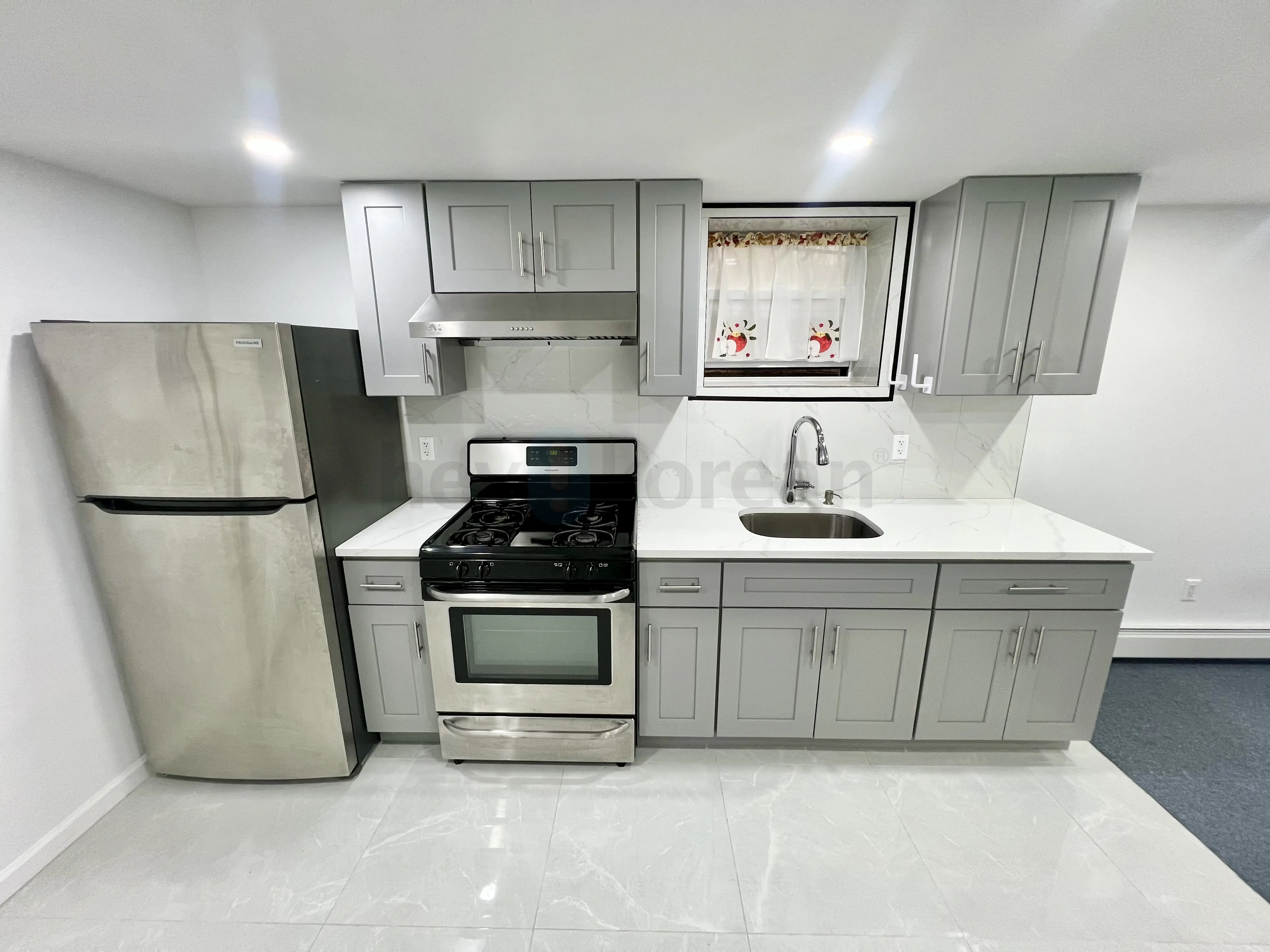 168 St. 36 Ave. LIRR도보, 새로쉬리된 1층/반지하 2BR, 다포함