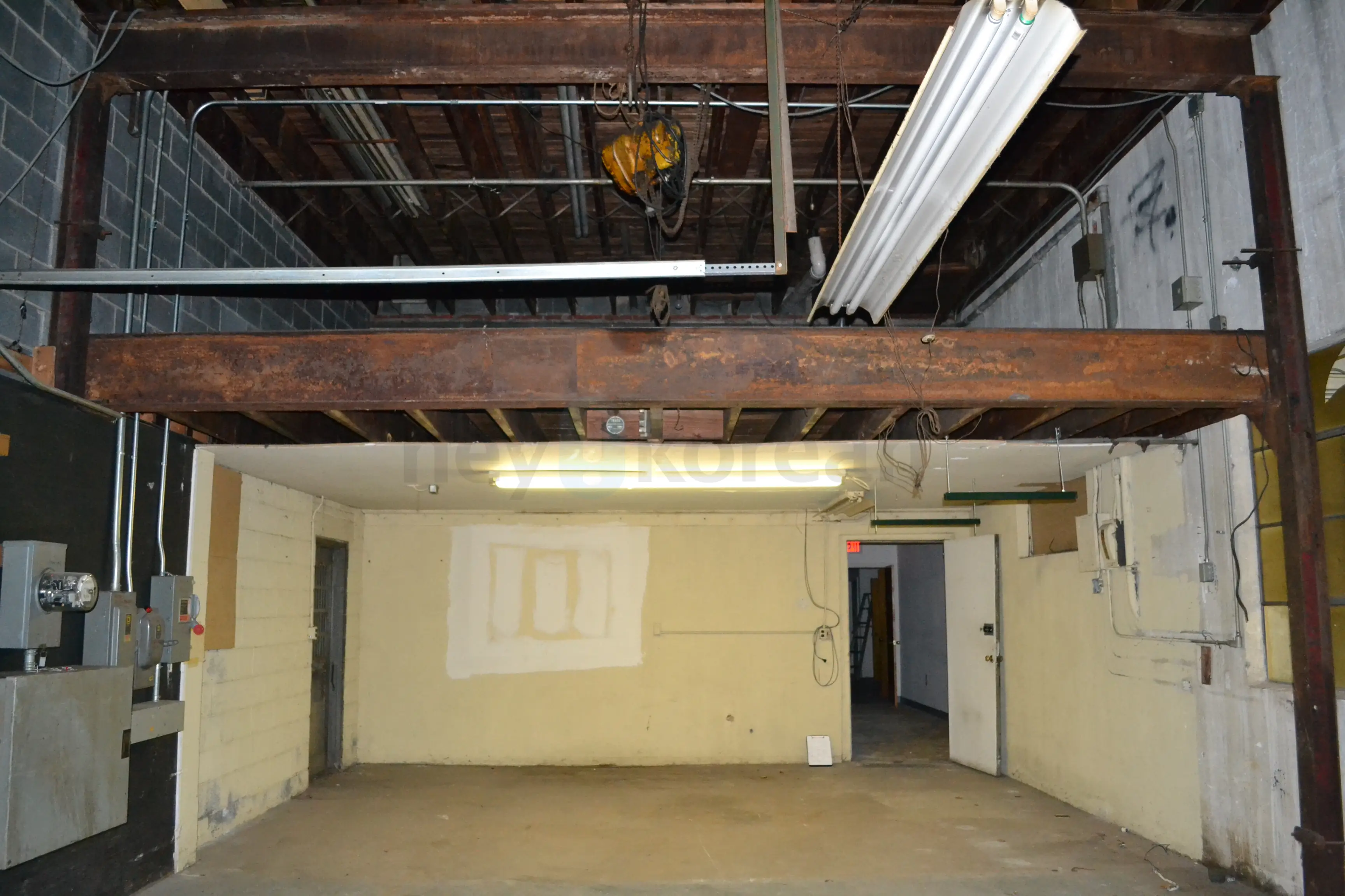 2,700 SF 창고, 10' ceiling, 1 drive in door - S. Hackensack