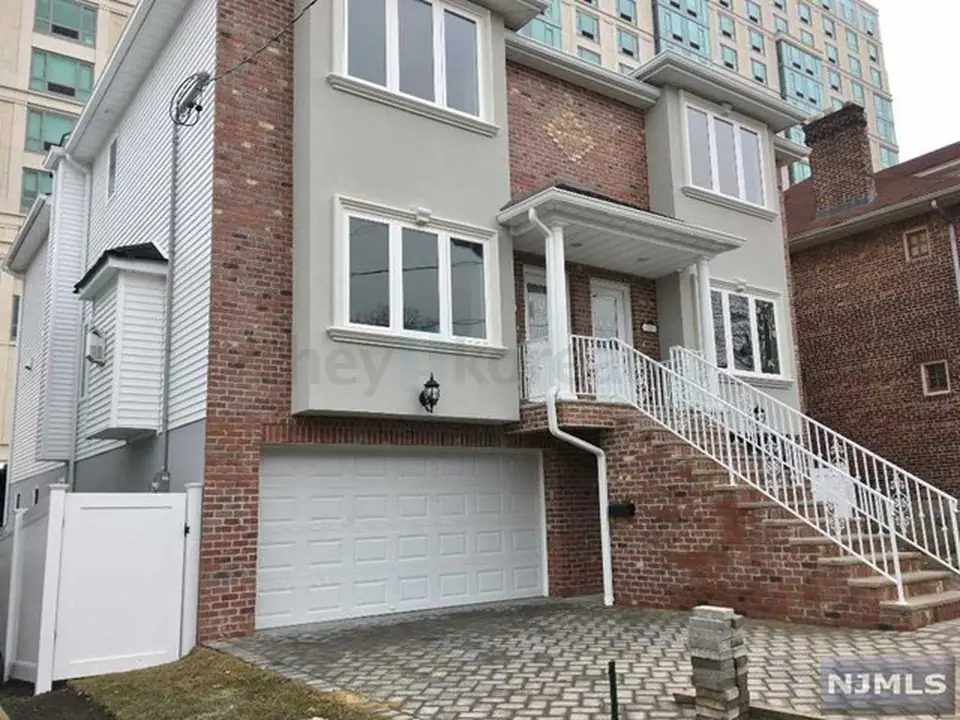 Looking for a Roomate! No additional Fees, Util, parking included