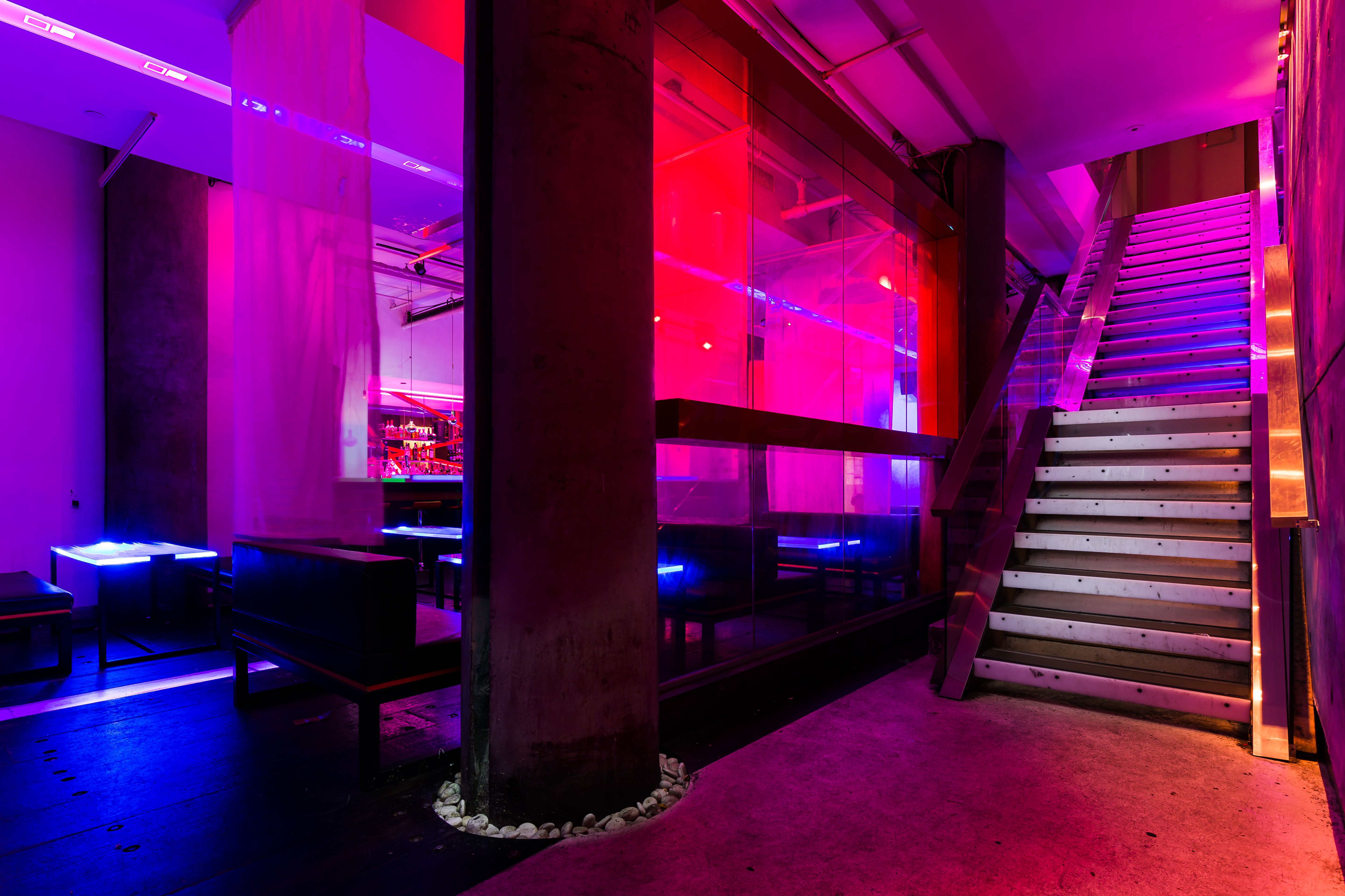 Server, and Bartender 구합니다!!