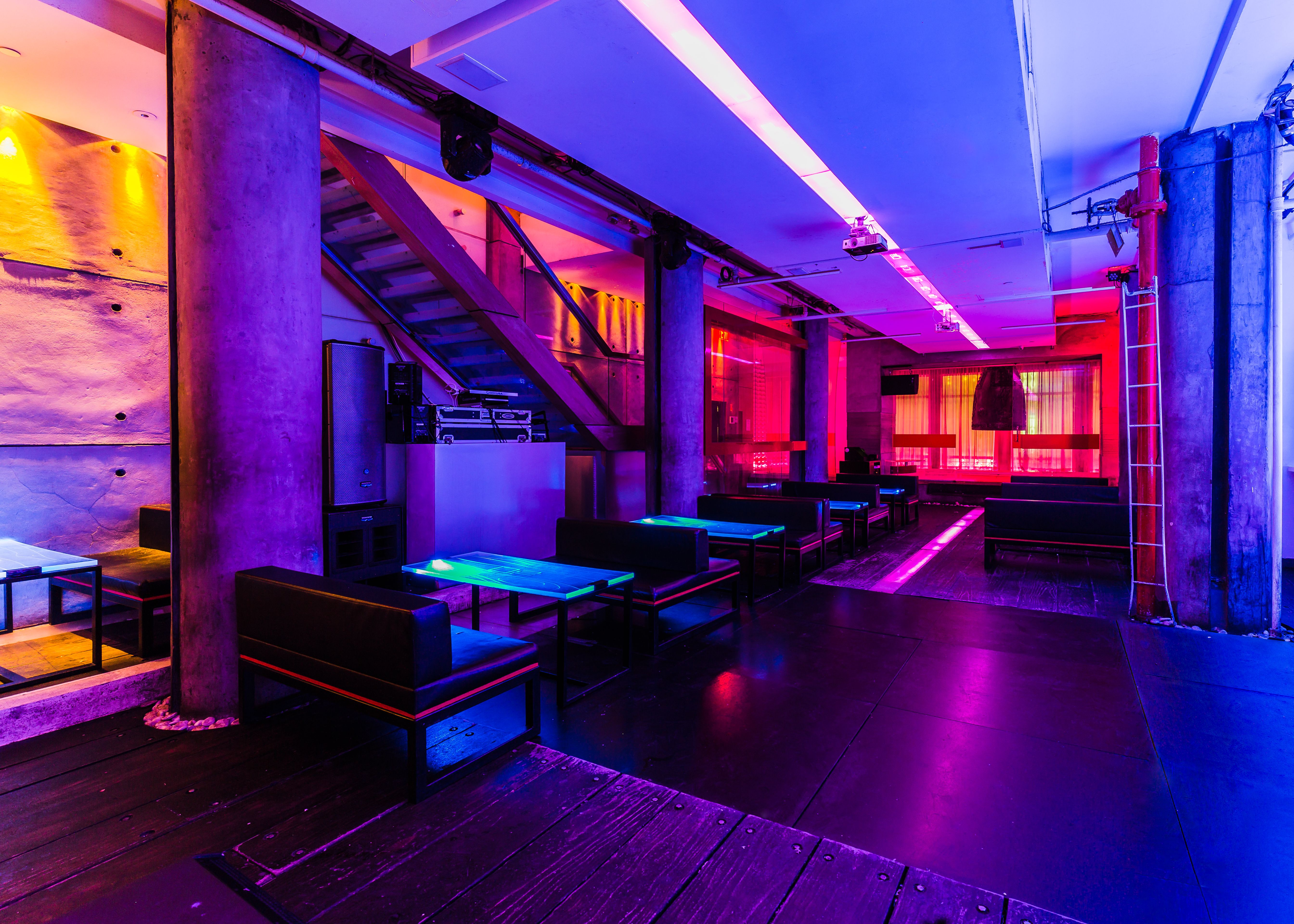 Server, and Bartender 구합니다!!