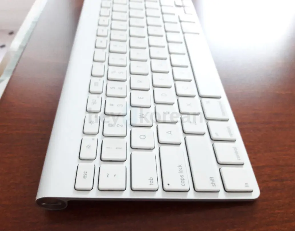 Apple Keyboard, Magic Mouse & Battery Charger with 6 AA Batteries