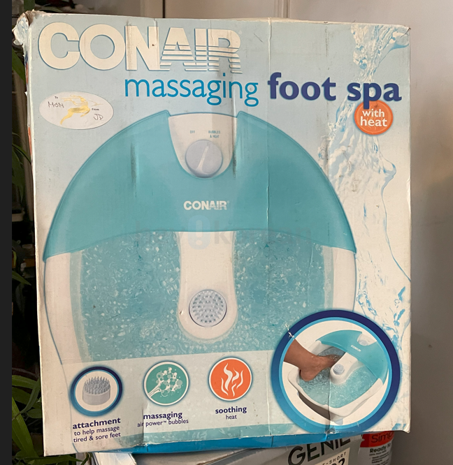 다이닝 테이블 + 강아지 케이지 + 운동기구+ FOOT SPA +COFFEE MAKER+이불장+GIRL ICE SKATES