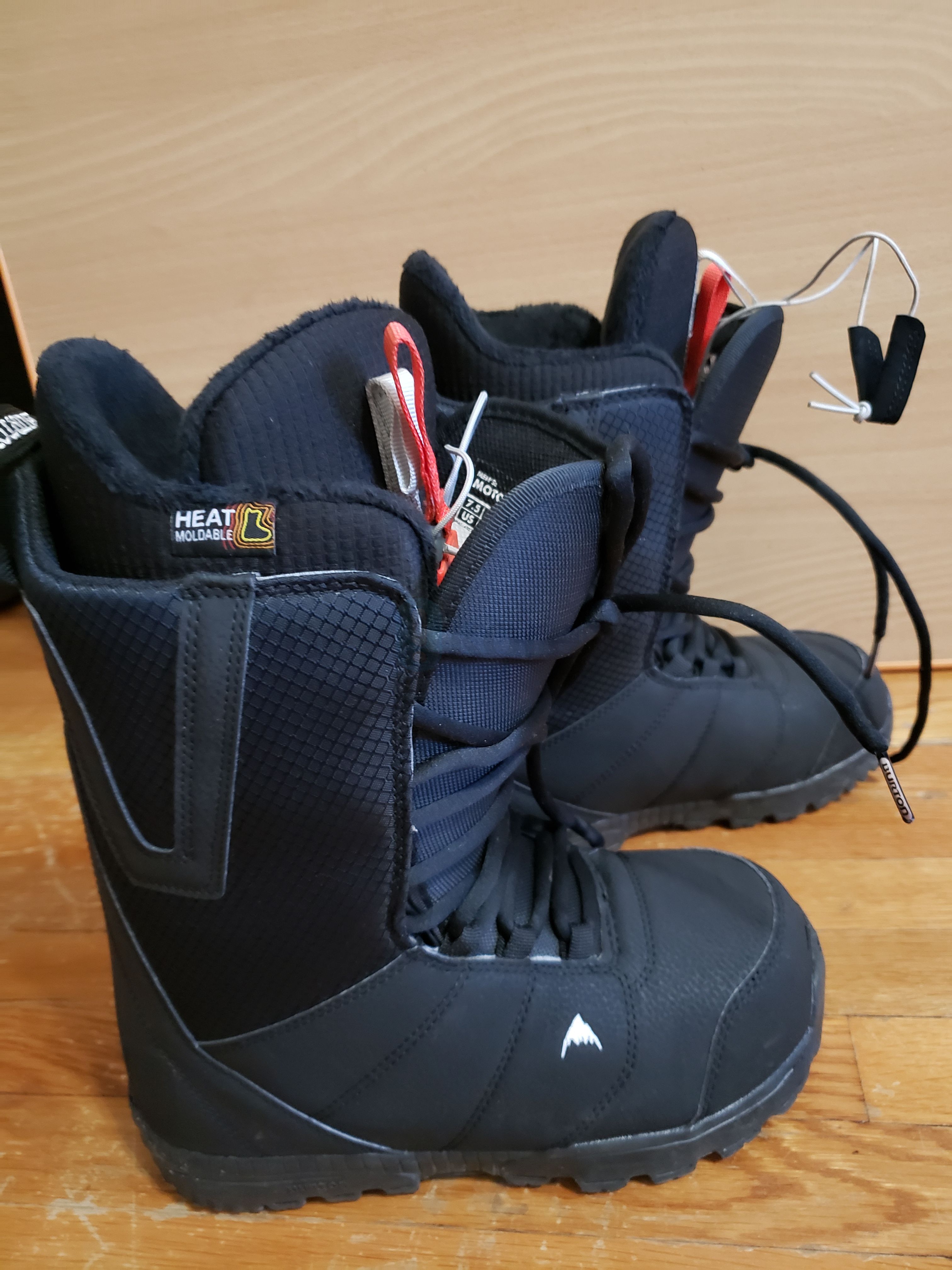 Snowboard boots
