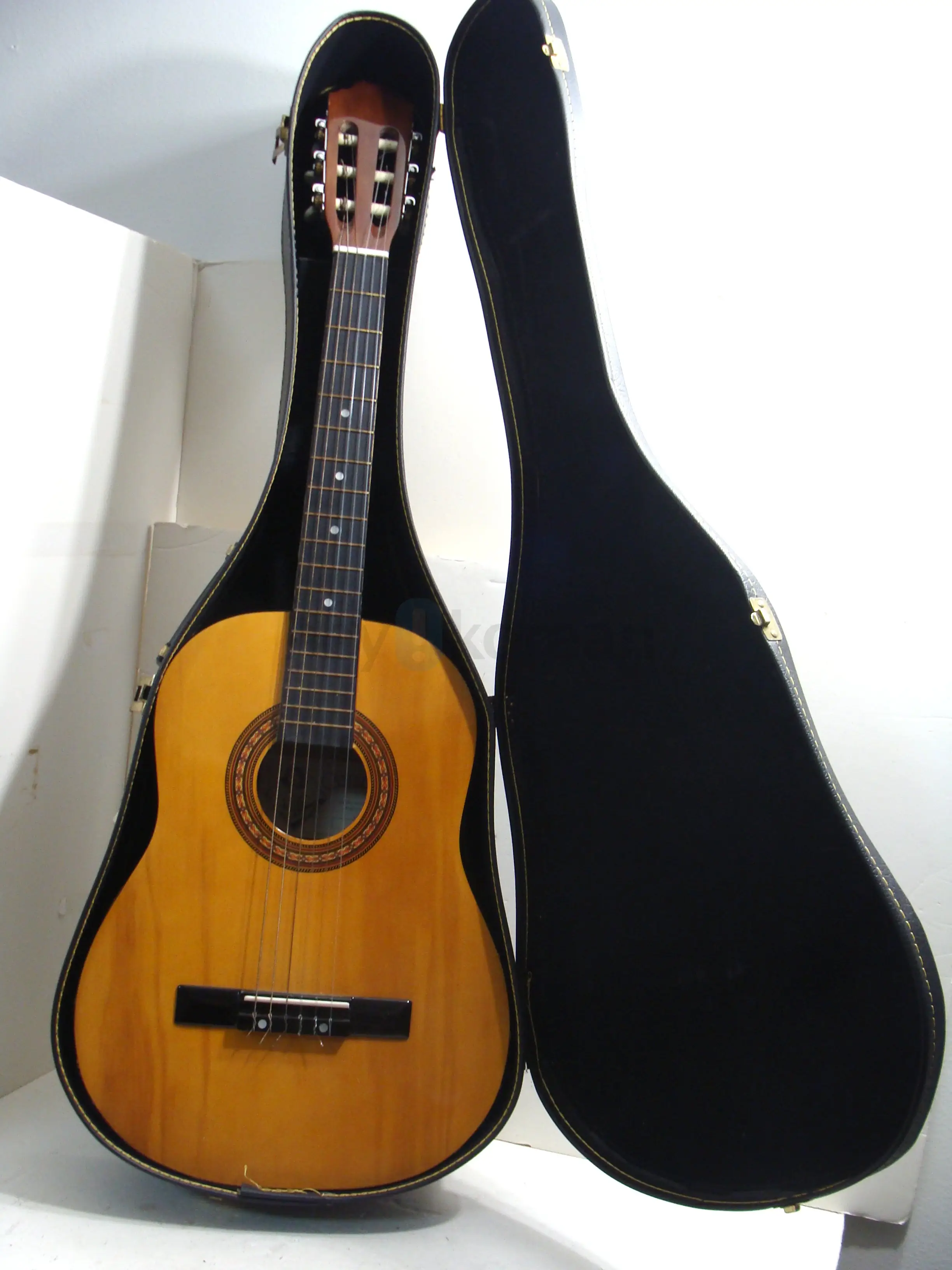 Castilla CN40 Acoustic Classical Guitar with Case 3/4 Size 36" Length