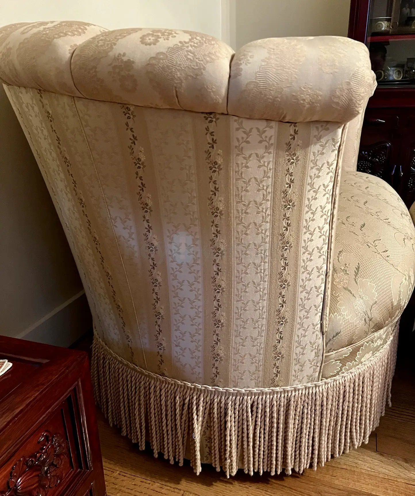 EJ Victor 빅토리안 스타일 Oversized Arm Chair와 오토맨 세트