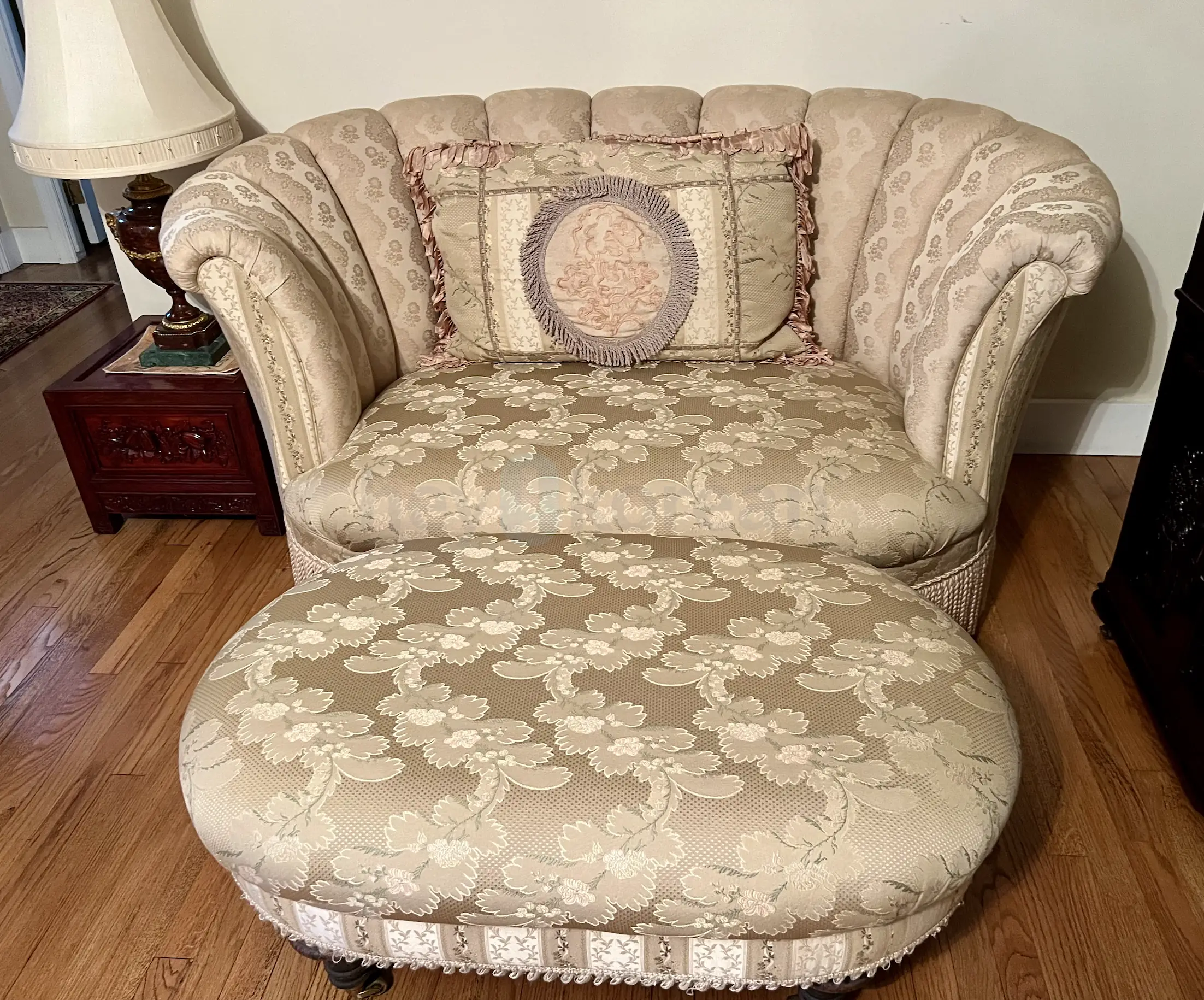 EJ Victor 빅토리안 스타일 Oversized Arm Chair와 오토맨 세트