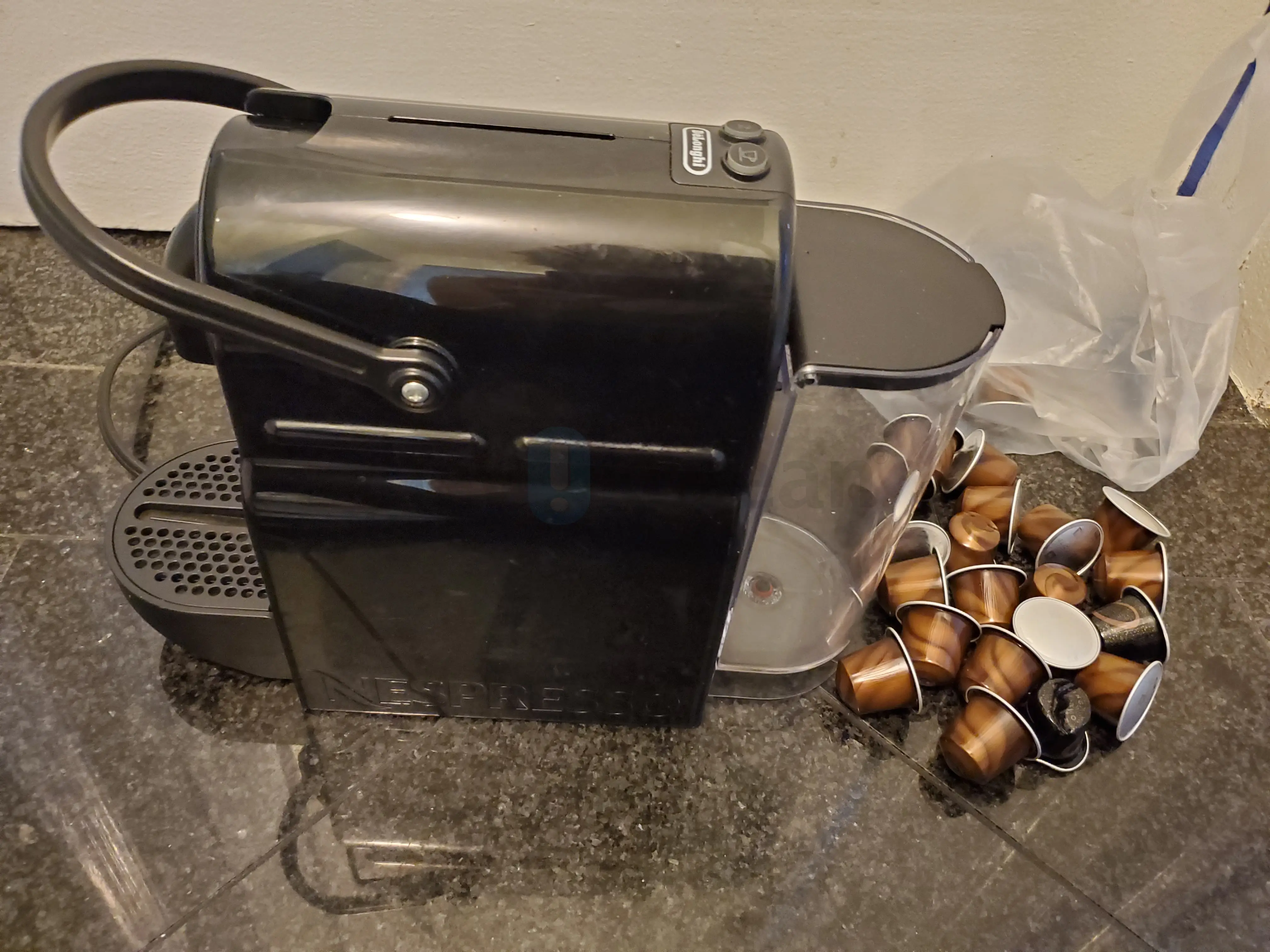 Delonghi Inissia Nespresso Black EN80B 팝니다.