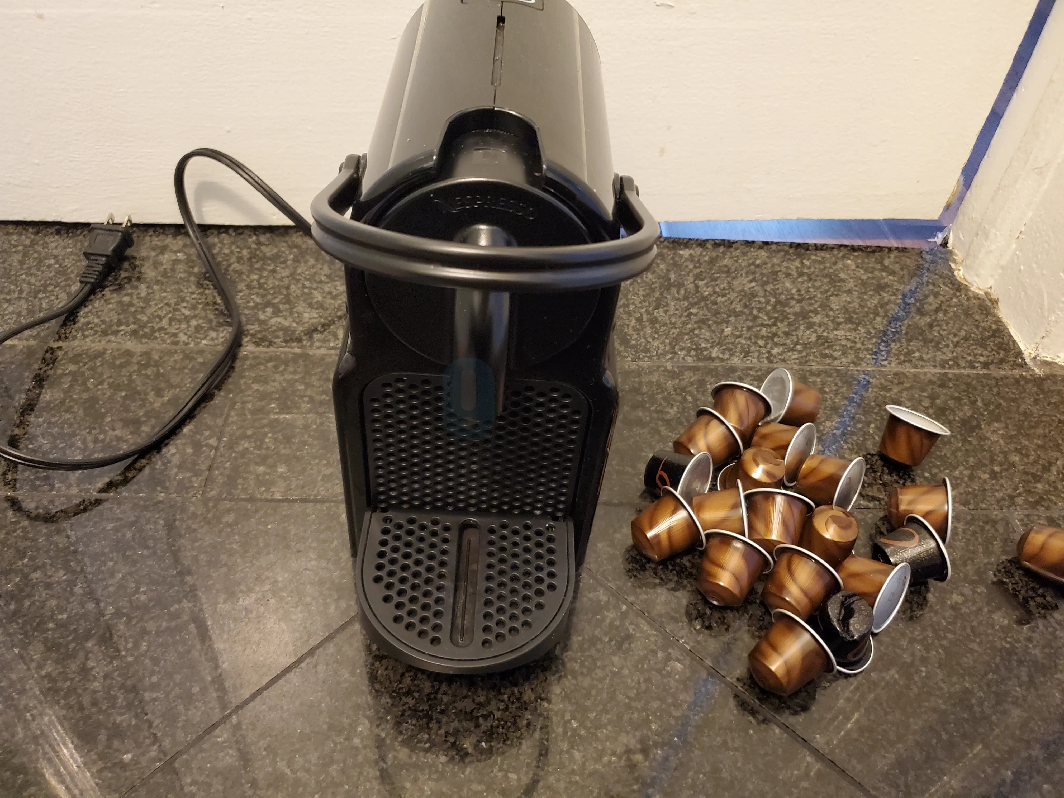 Delonghi Inissia Nespresso Black EN80B 팝니다.