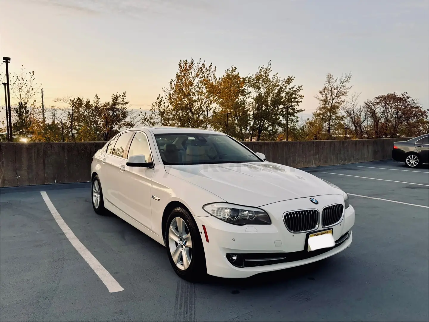 BMW 528i Xdrive Sedan White 판매합니다. (with Premium / Luxury / Technology ...