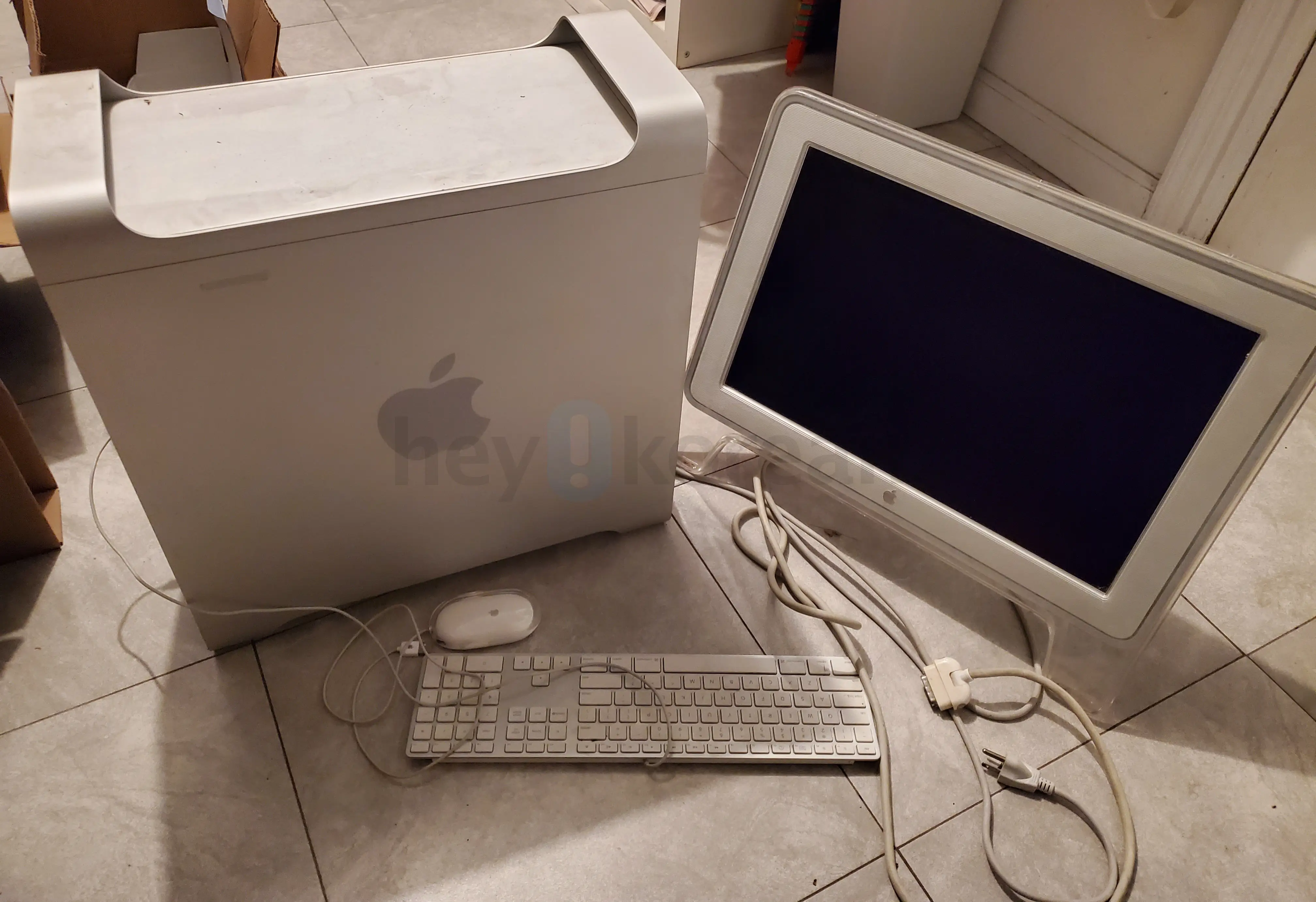 OLD Mac pc(Mac Desktop PC,20" monitor,keyboard and mouse)"sold as is"