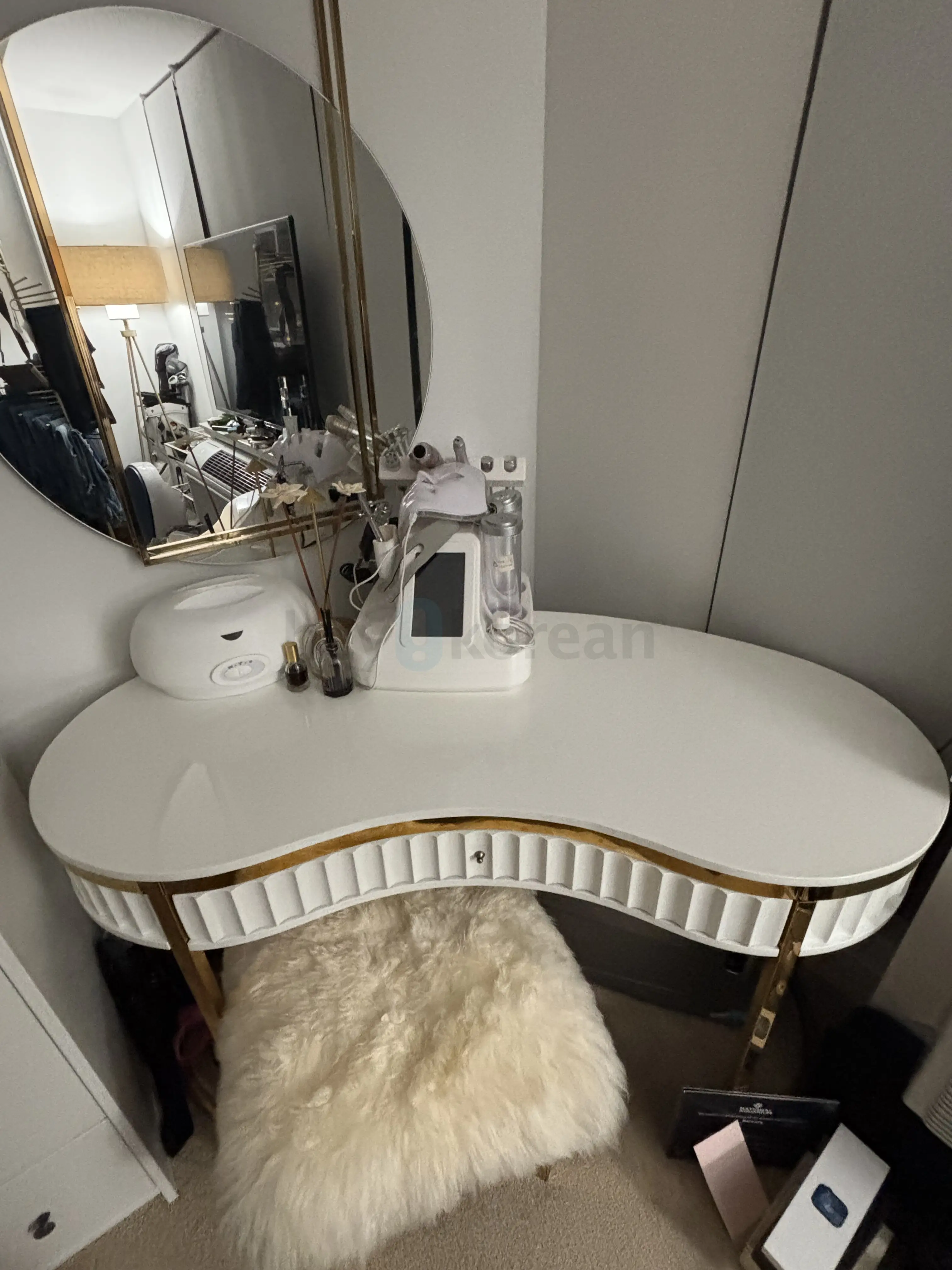 Moving sale, 이사세일 화장대랑 거울 Vanity set and CB2 Mirror