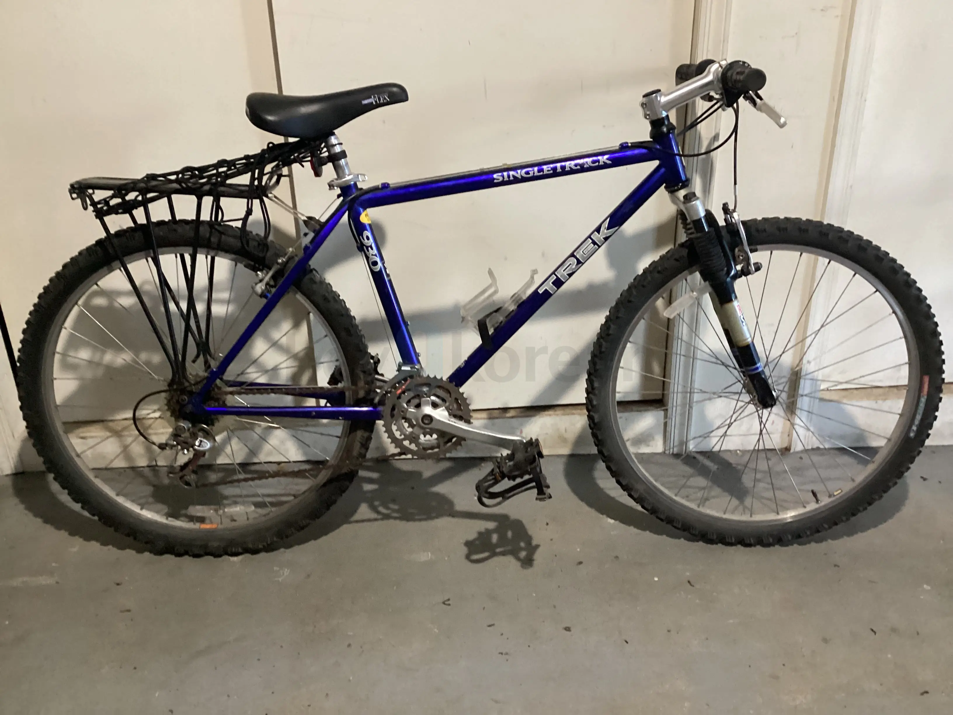 TREK MOUNTAIN BIKE WITH CARRIER RACK