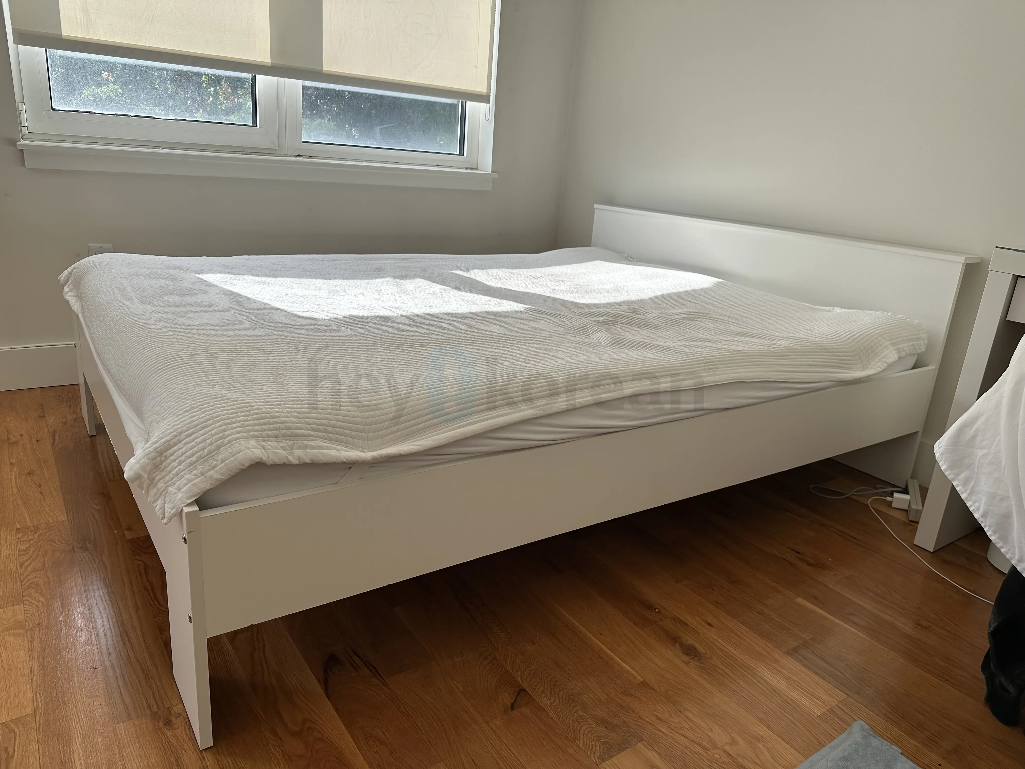 Ikea bed frame 퀸사이즈 화이트 (**프레임만**)