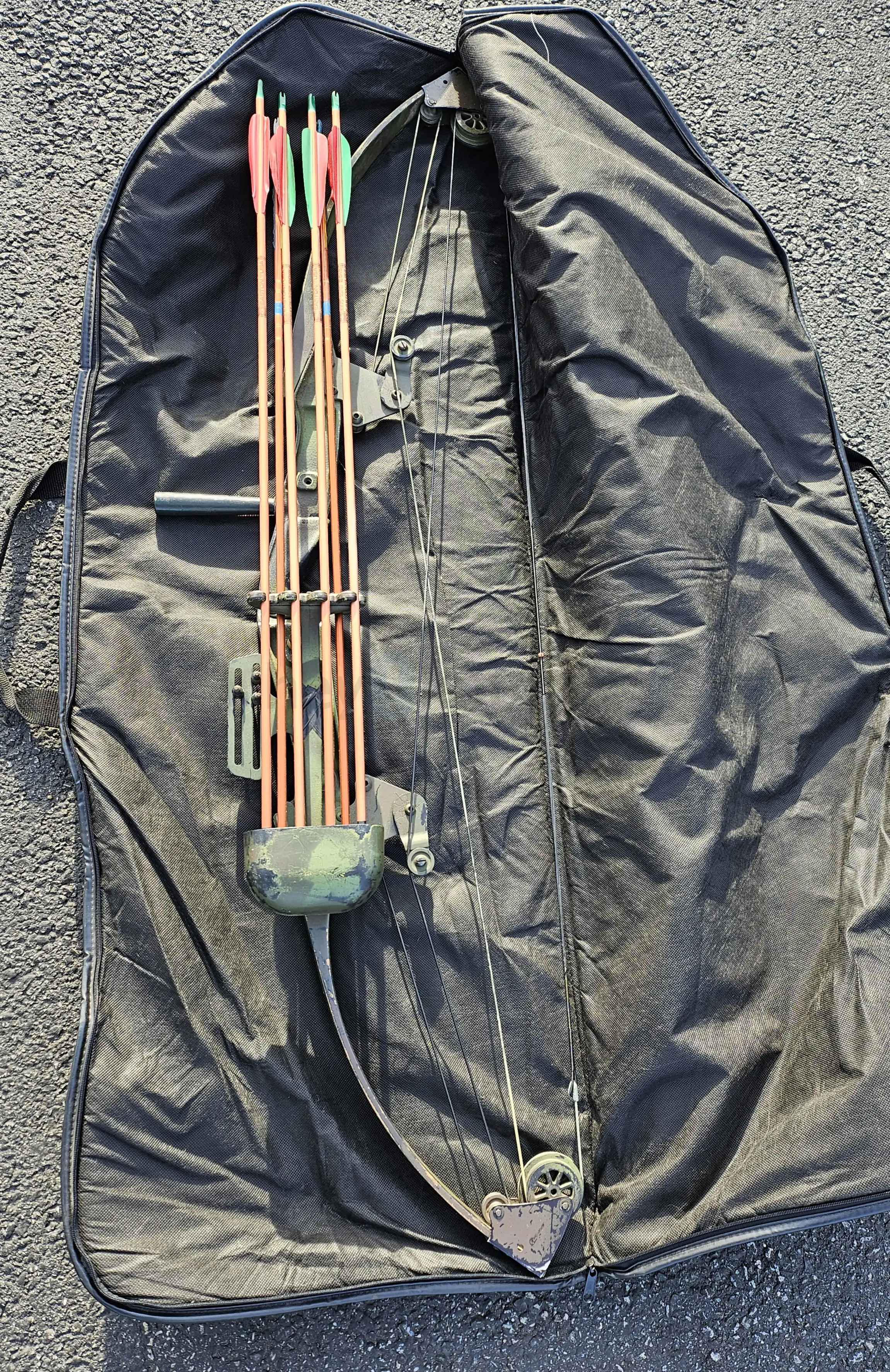 Beau bow and arrows with Case