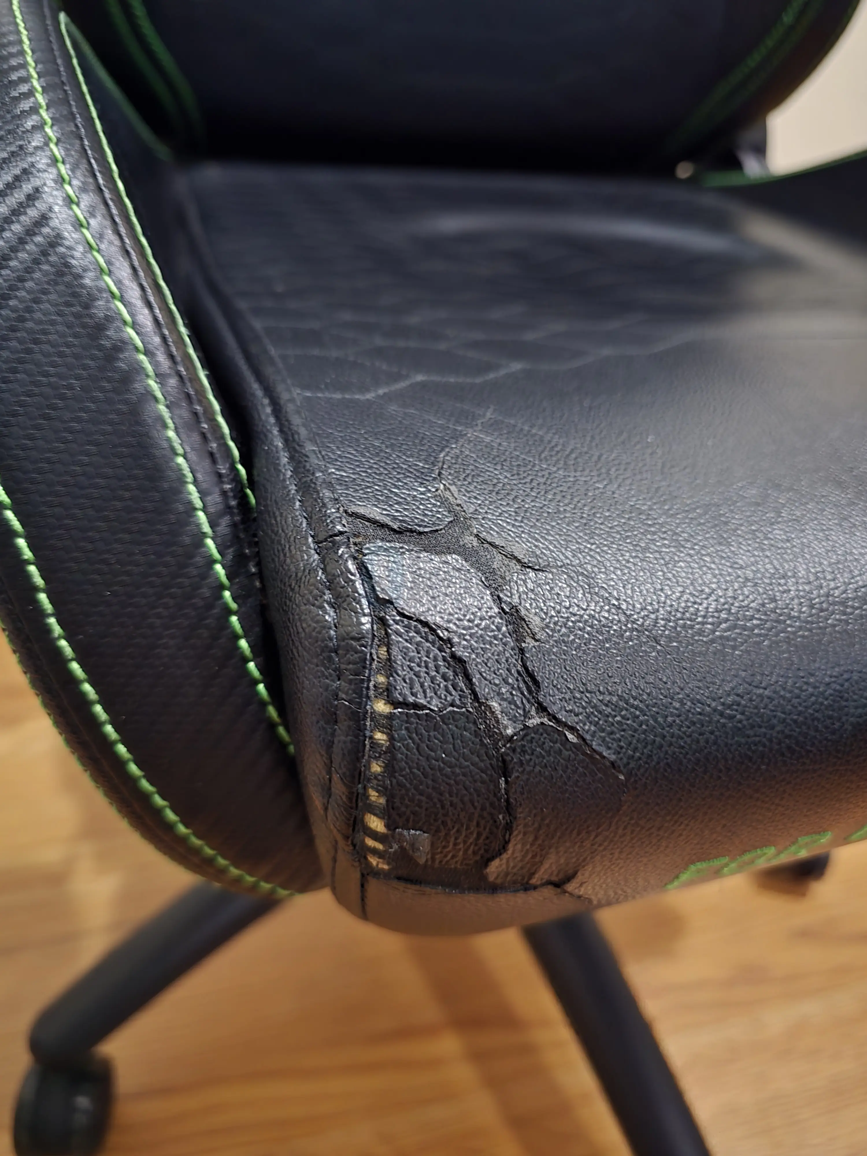 또 가격다운 Gaming 의자 판매합니다. (RAZER ISKUR V1)